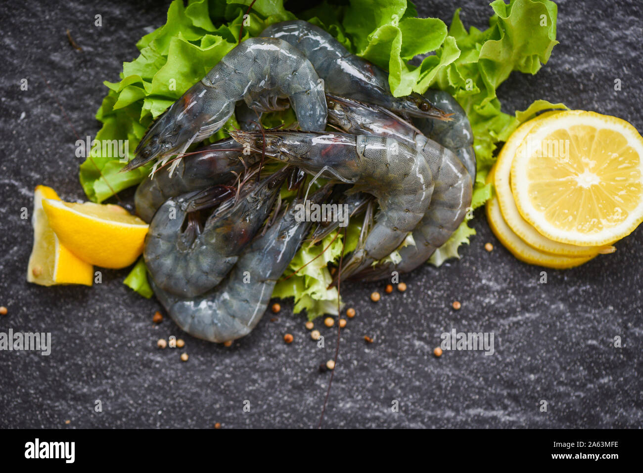 Prawns uncooked hi-res stock photography and images - Alamy