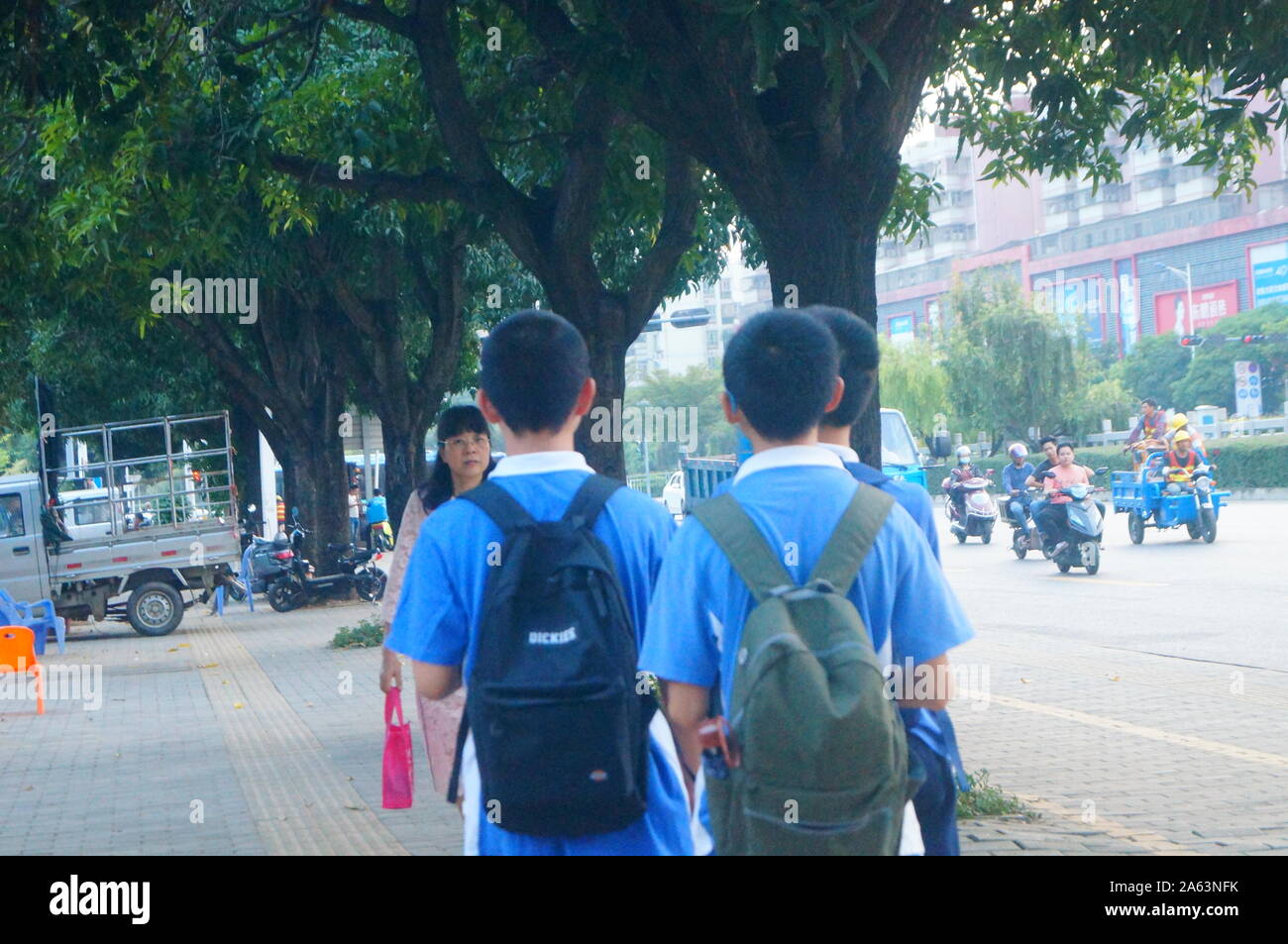 Chinese middle school students walk home after school in the afternoon ...