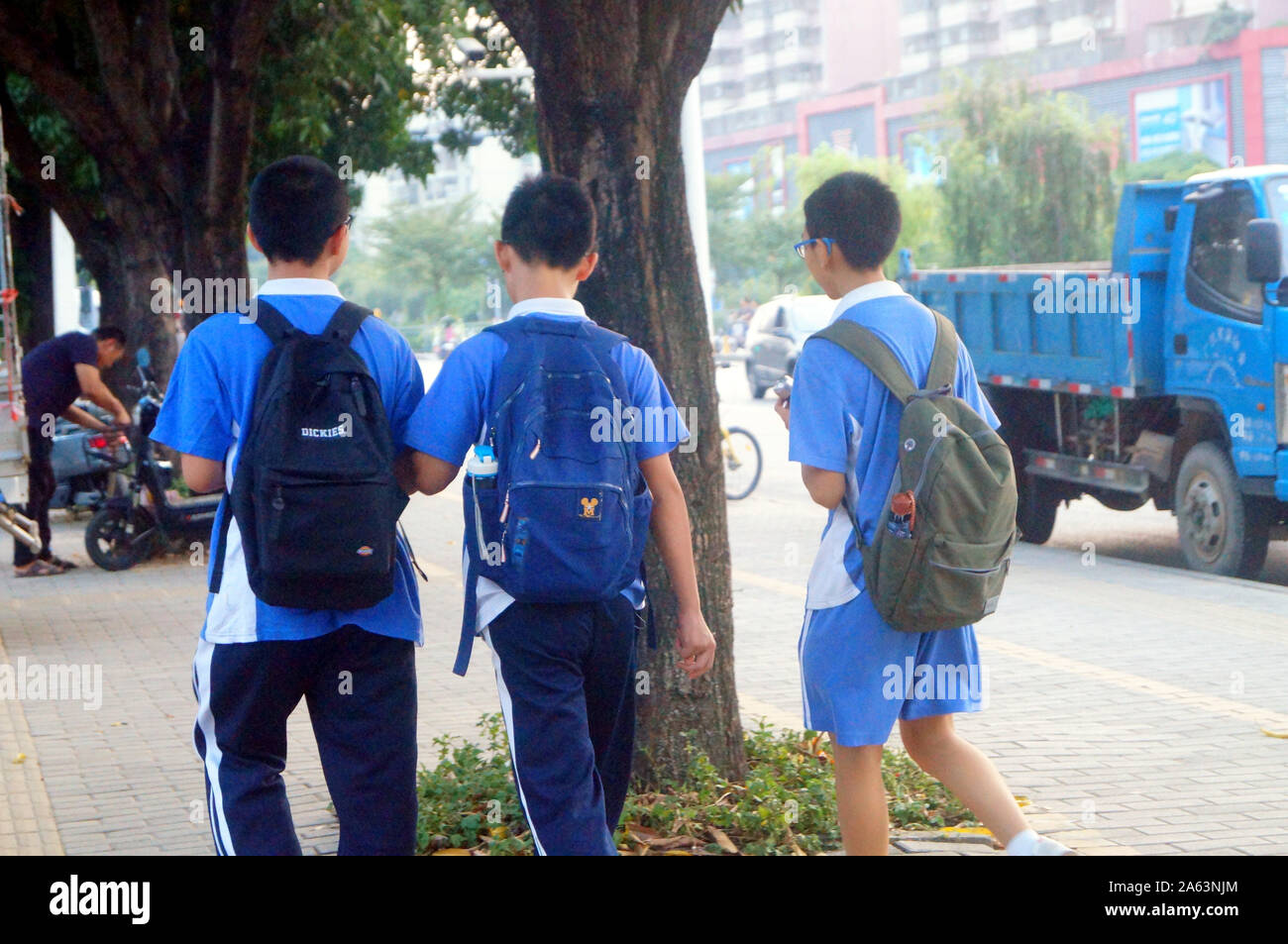Chinese middle school students walk home after school in the afternoon ...