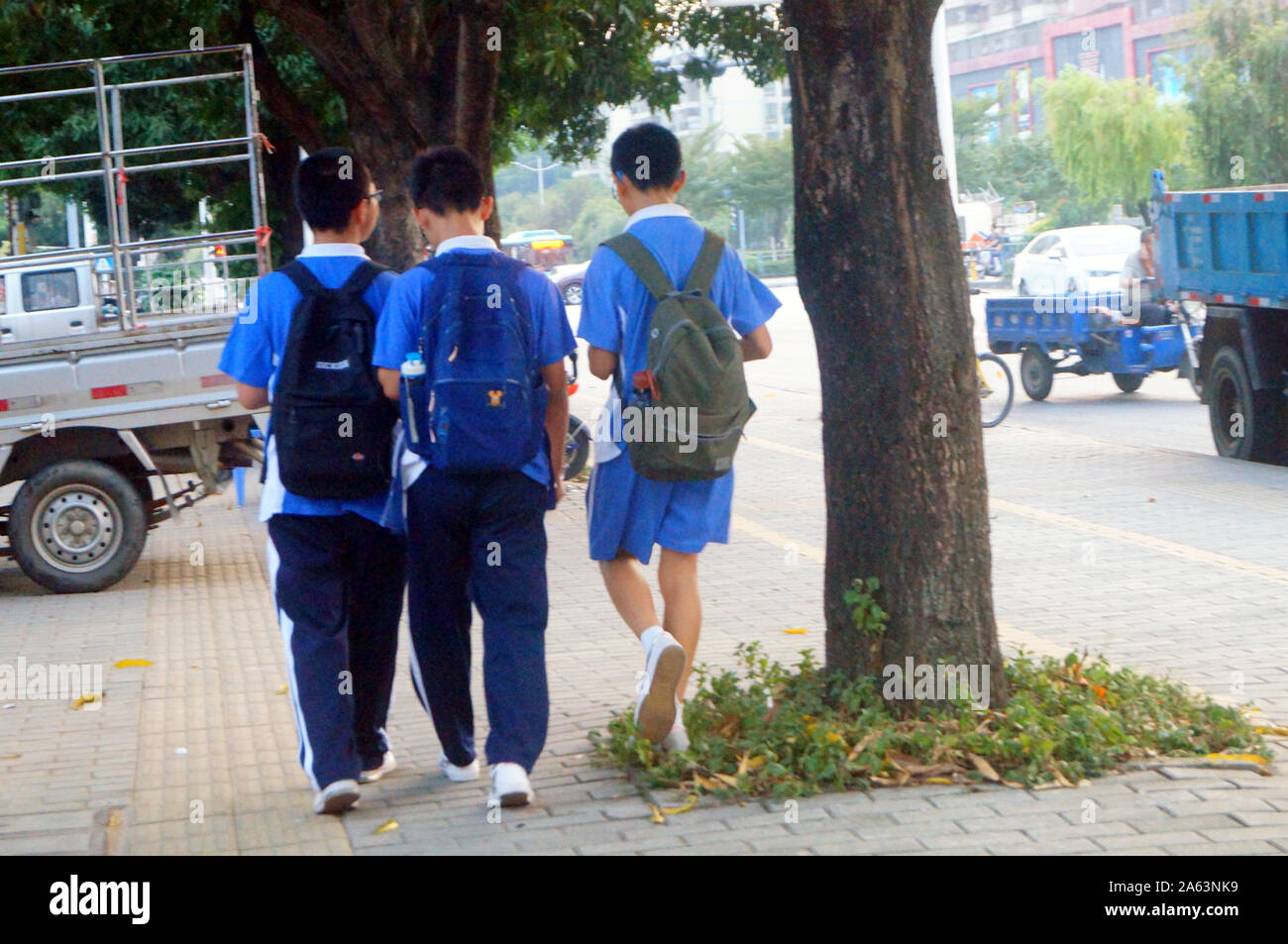 Chinese middle school students walk home after school in the afternoon ...