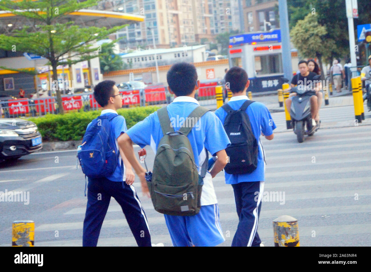 Chinese middle school students walk home after school in the afternoon ...