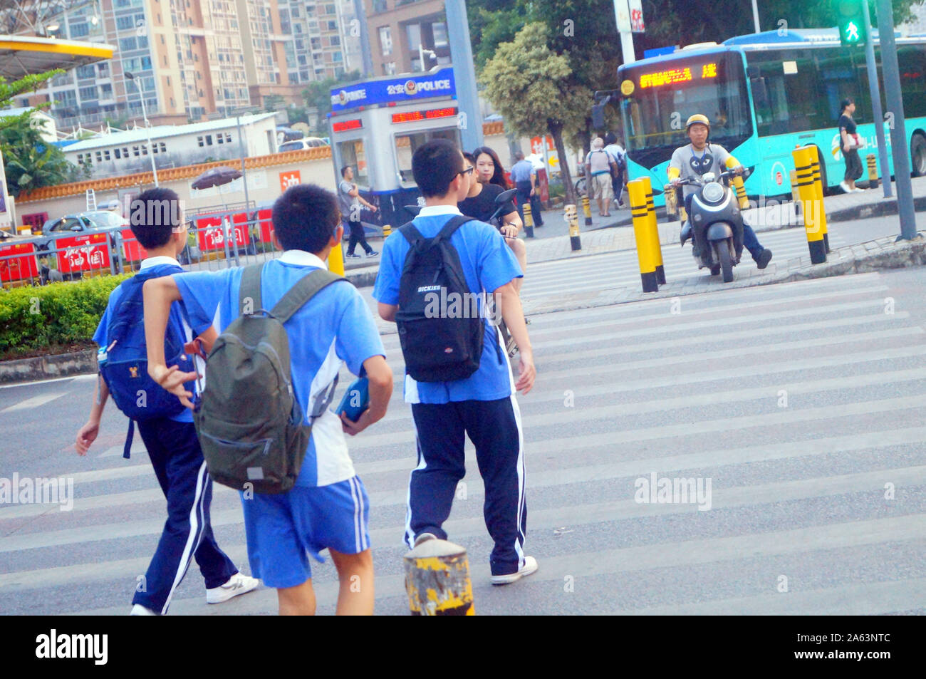 Chinese middle school students walk home after school in the afternoon ...