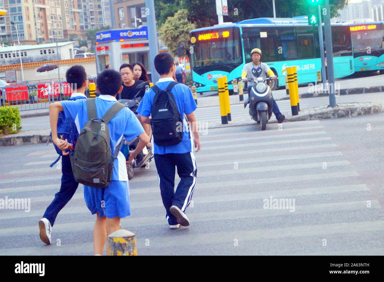 Chinese middle school students walk home after school in the afternoon ...