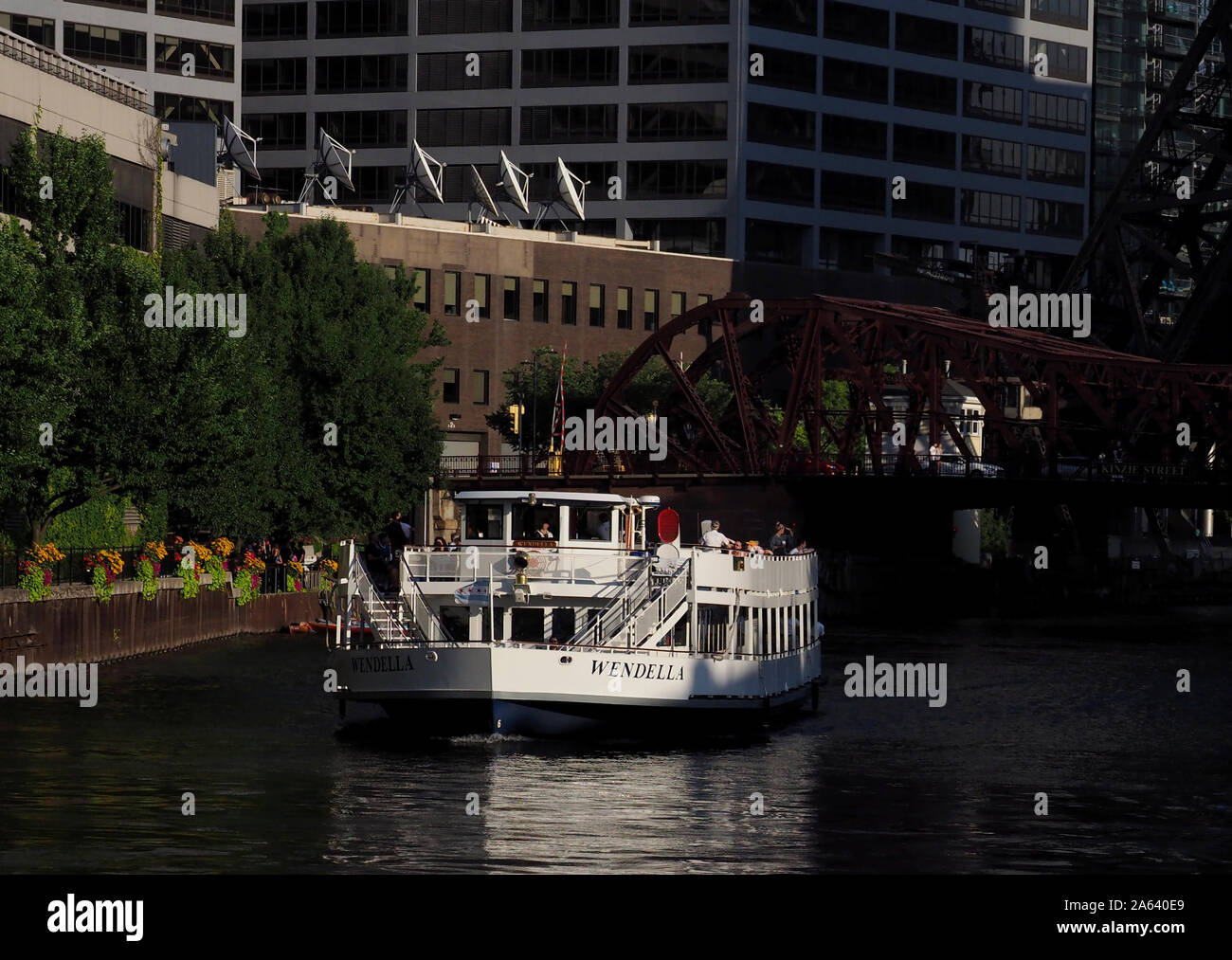 A Wendella cruise makes its way up the north branch of the Chicago ...