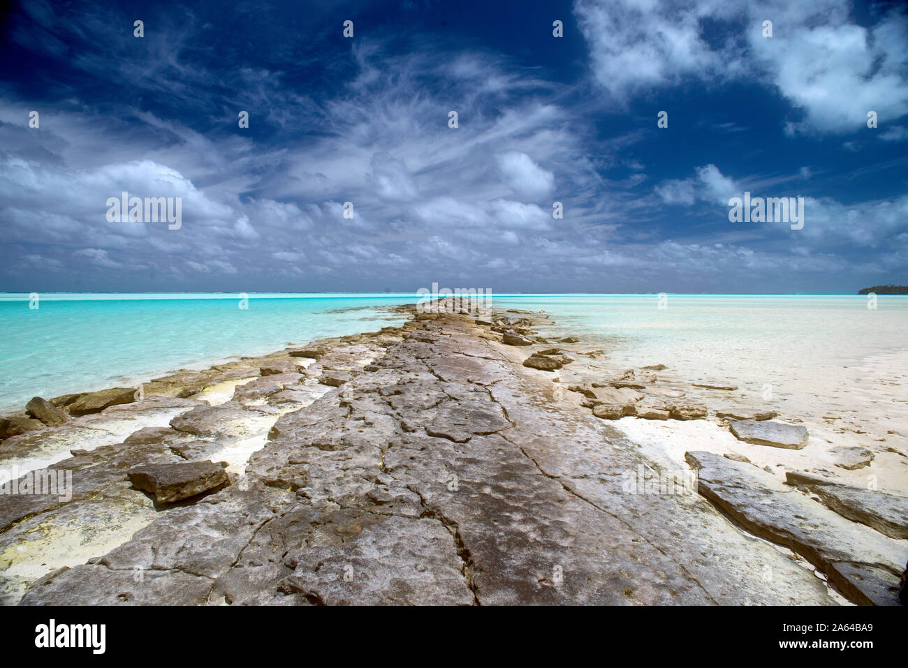 Cook island aitutaki blue lagoon hi-res stock photography and images ...