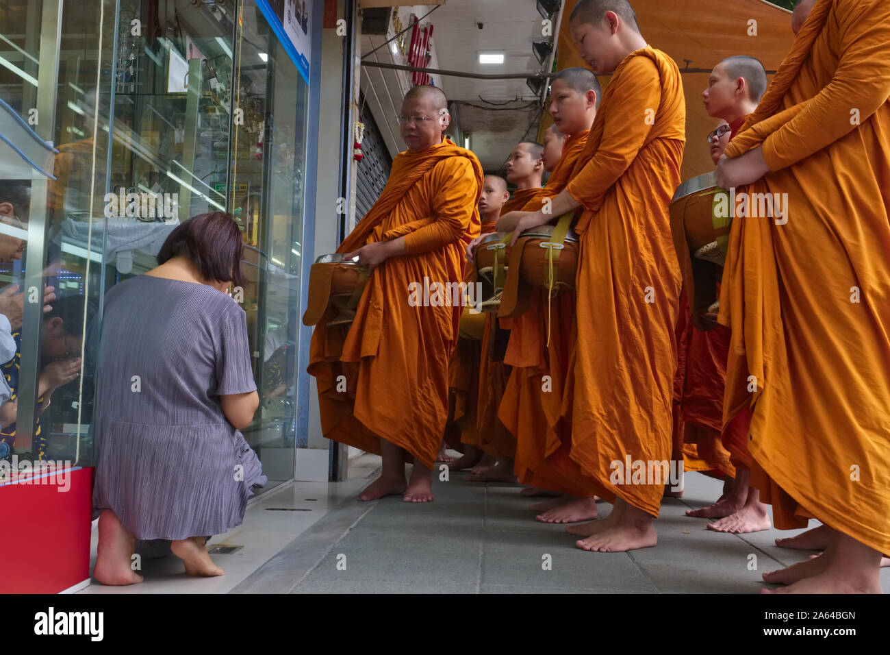 Bangkok buddhist monks kneeling hi-res stock photography and images - Alamy