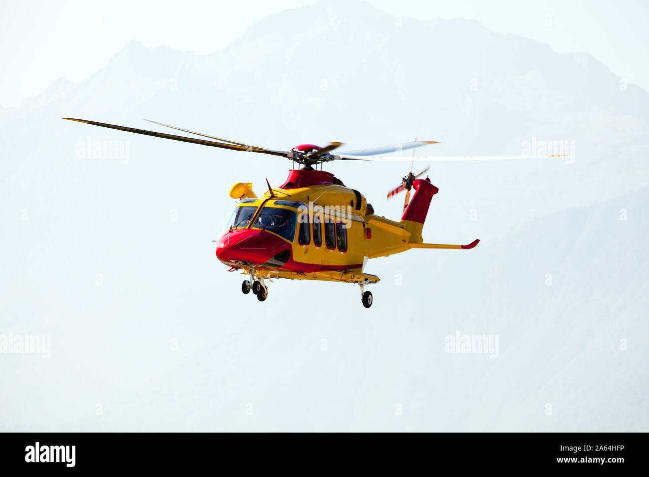 Rescue helicopter in middle hi-res stock photography and images - Alamy