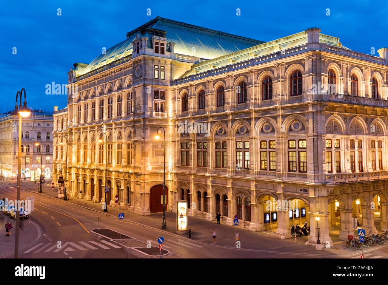 Opera night hi-res stock photography and images - Alamy