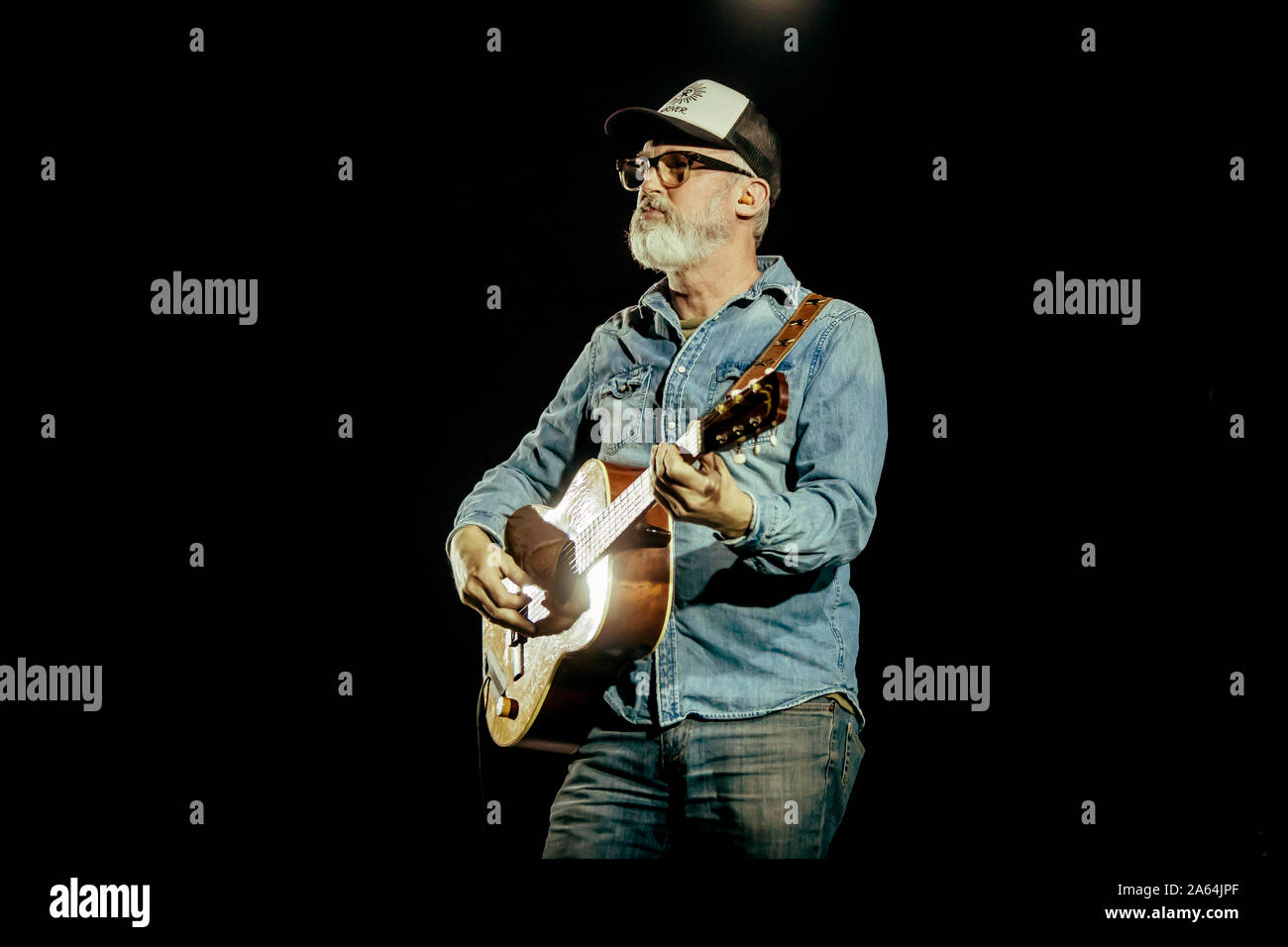 Rock band cake singer john hi-res stock photography and images - Alamy