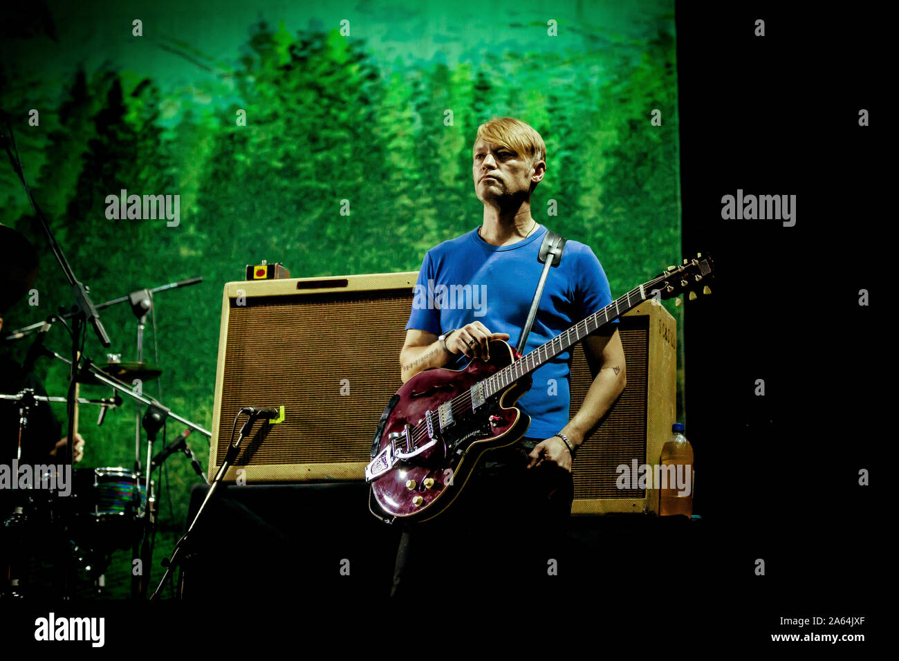 Rock band cake singer john hi-res stock photography and images - Alamy