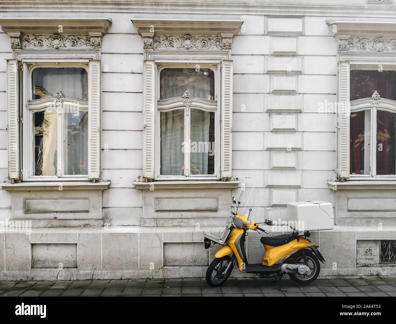 Vintage windows hi-res stock photography and images - Alamy