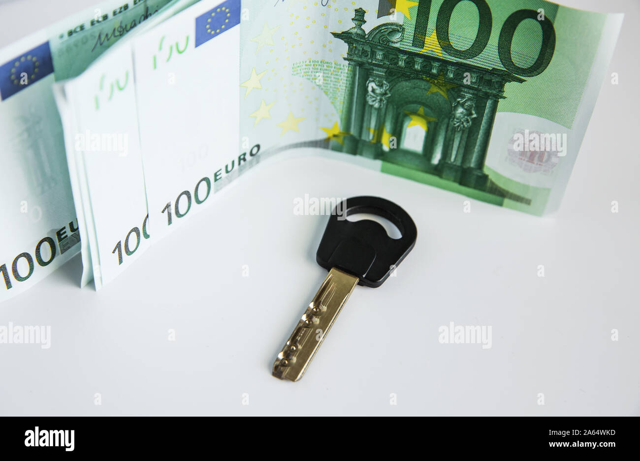 Currency and house keys on the table Stock Photo - Alamy