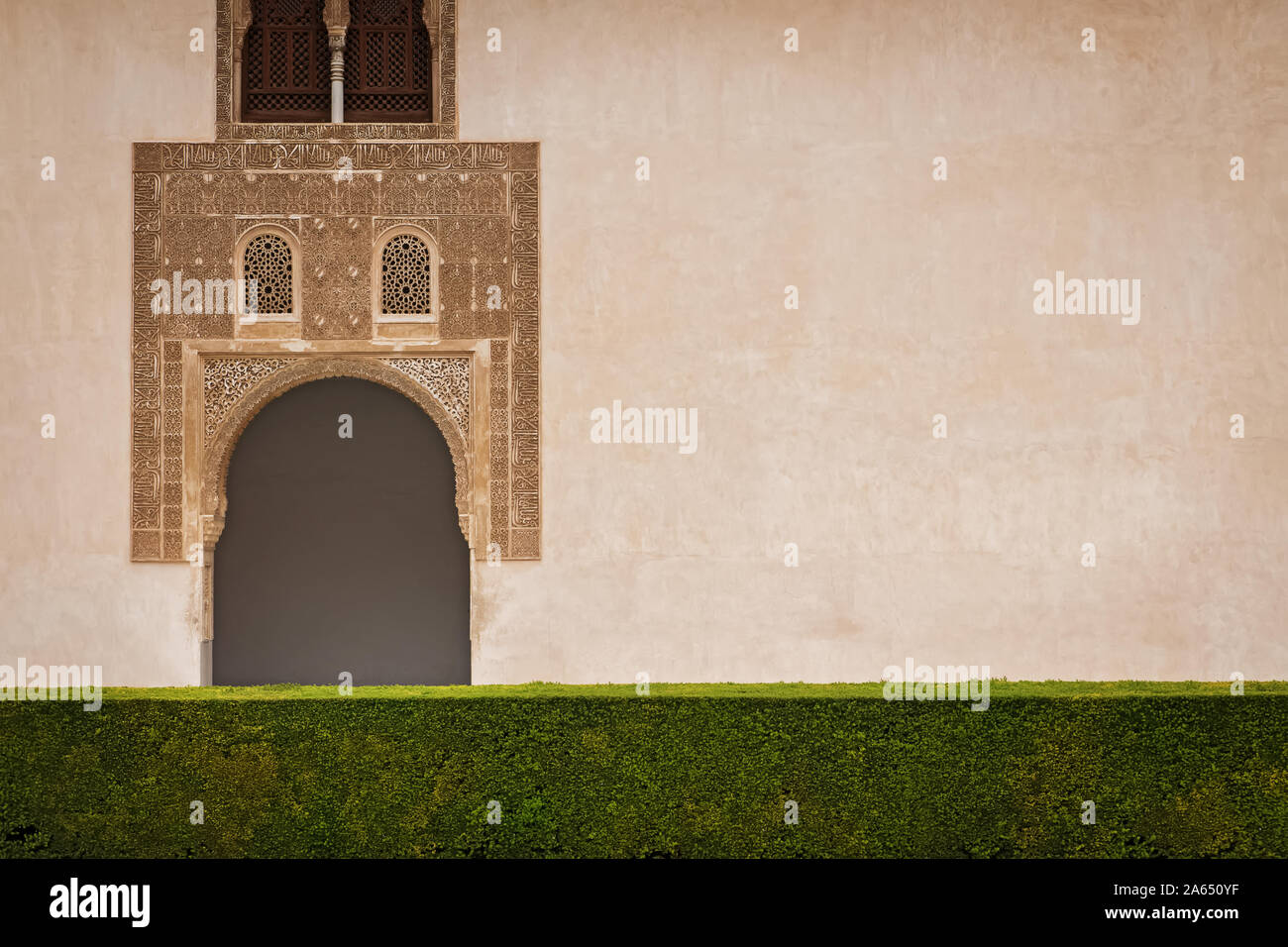 Arch decorated with traditional arabic ornament Stock Photo - Alamy