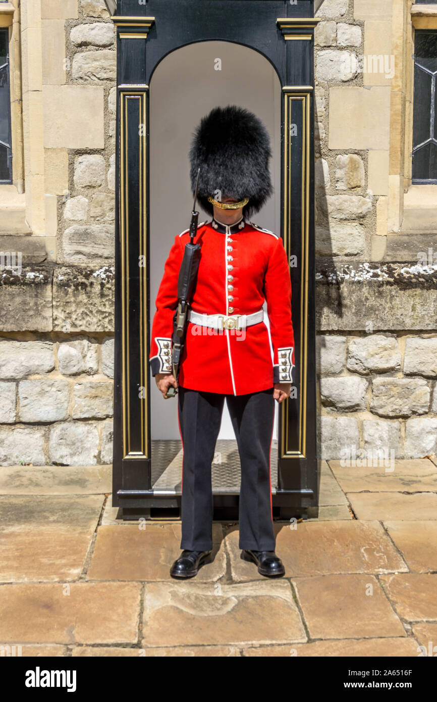 Grenadier guard soldier bearskin hi-res stock photography and images ...