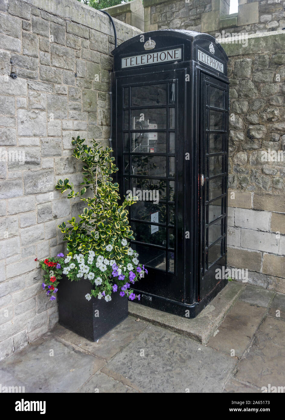 London black telephone box hi-res stock photography and images - Alamy