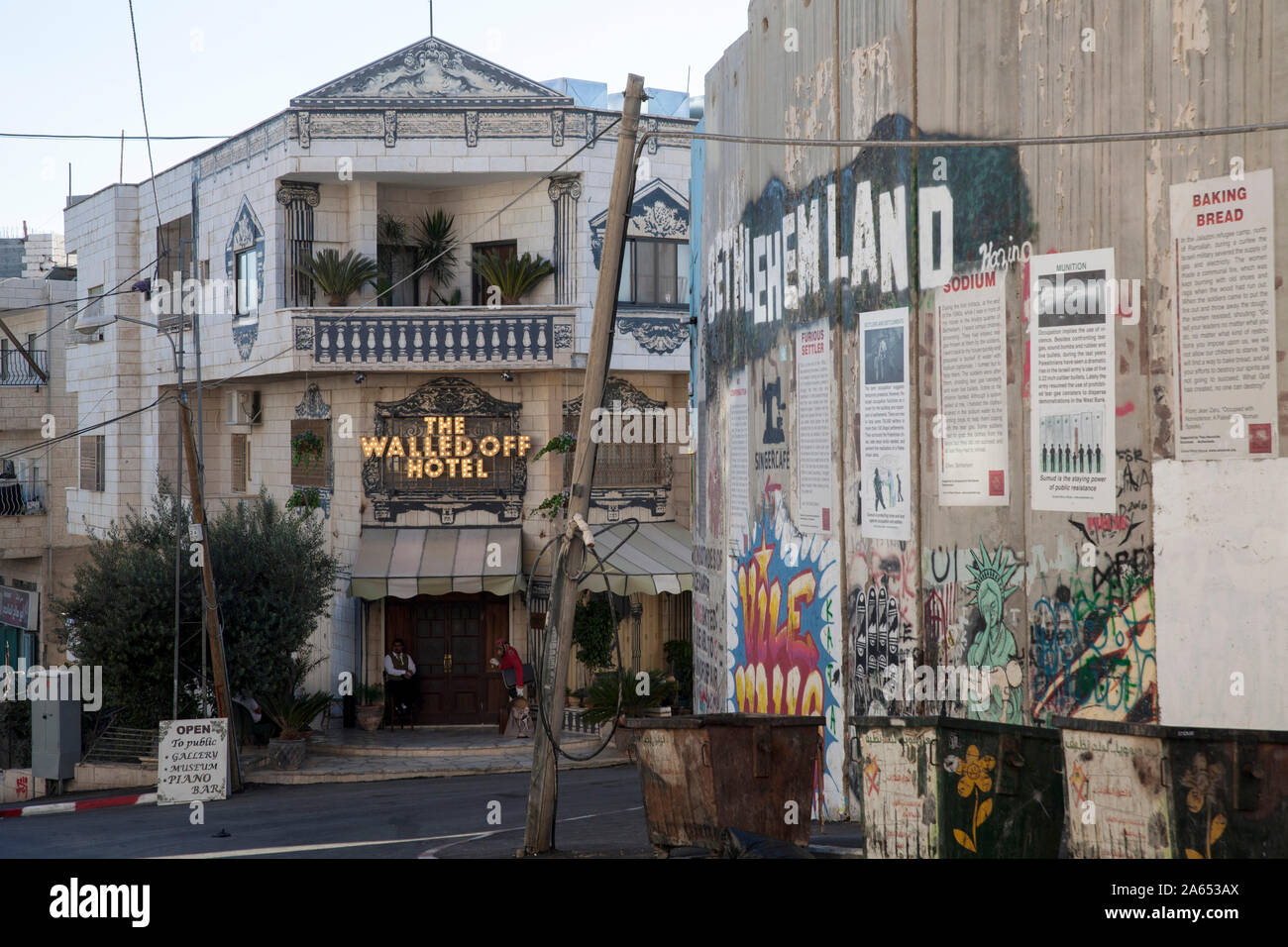 Israel wall bansky hi-res stock photography and images - Alamy