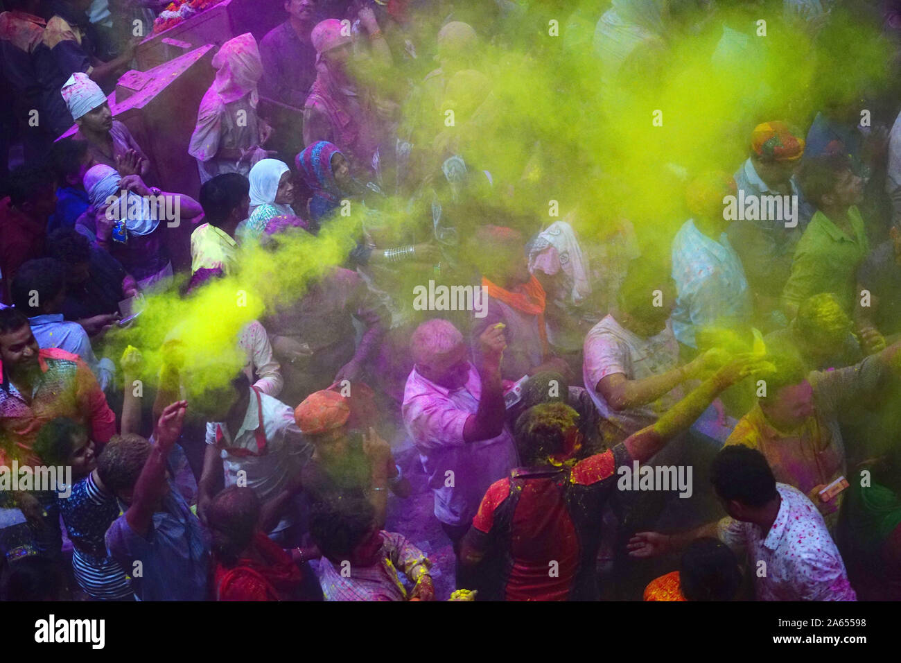 People throwing colored powder of Banke Bihari Temple, Uttar Pradesh ...