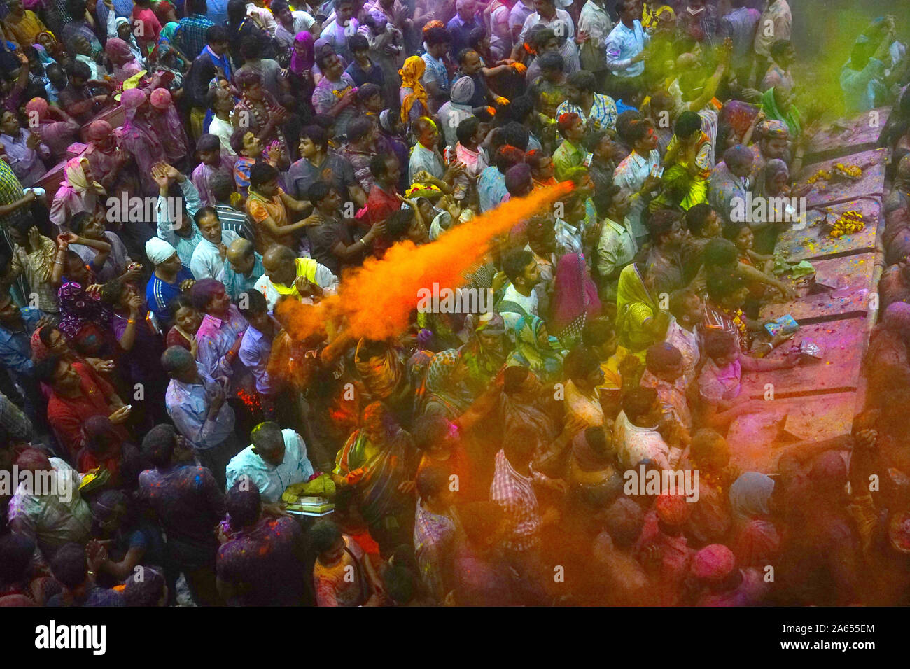 People throwing colored powder of Banke Bihari Temple, Uttar Pradesh ...