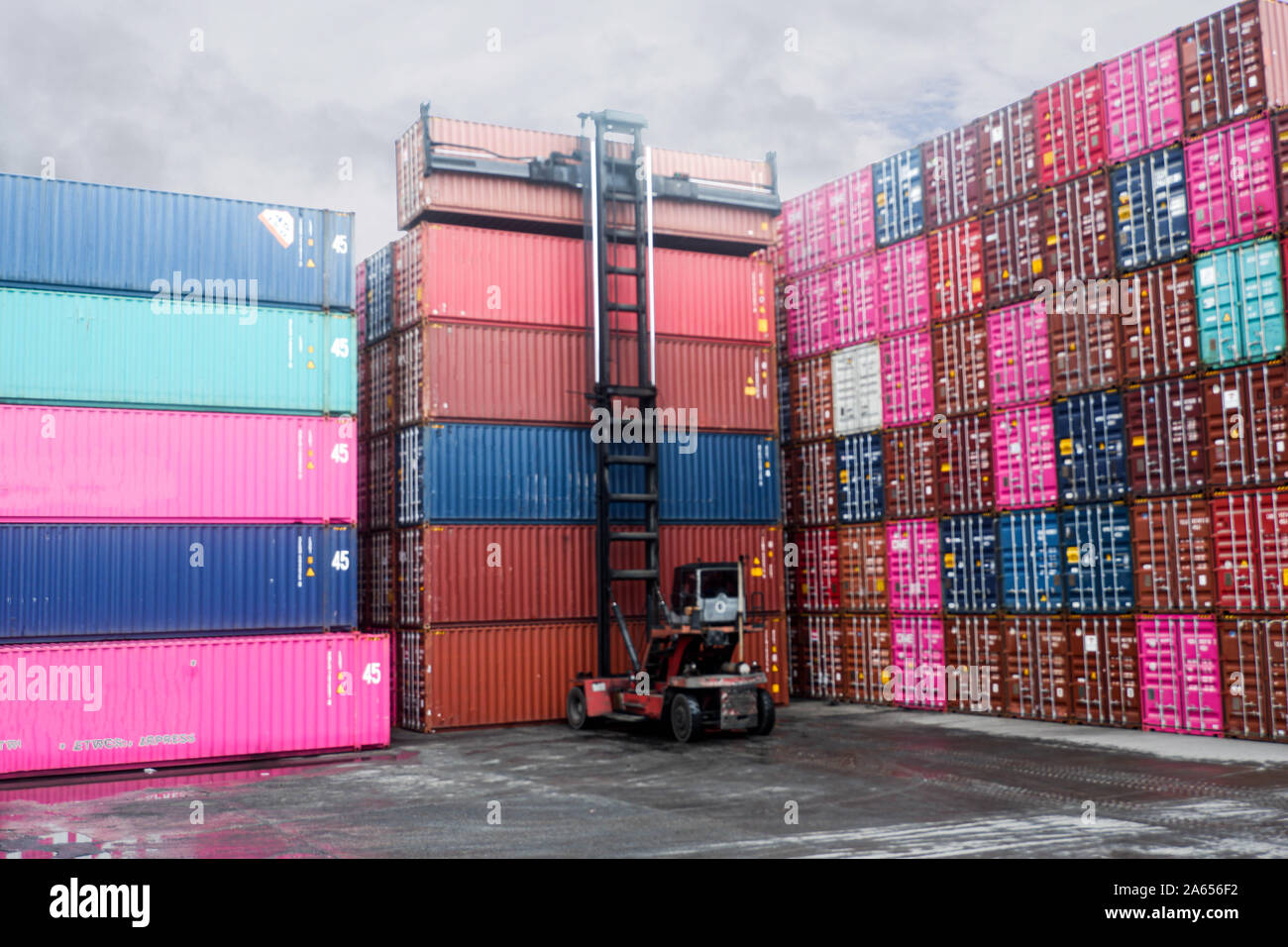 Working in a container forklift dock Stock Photo - Alamy