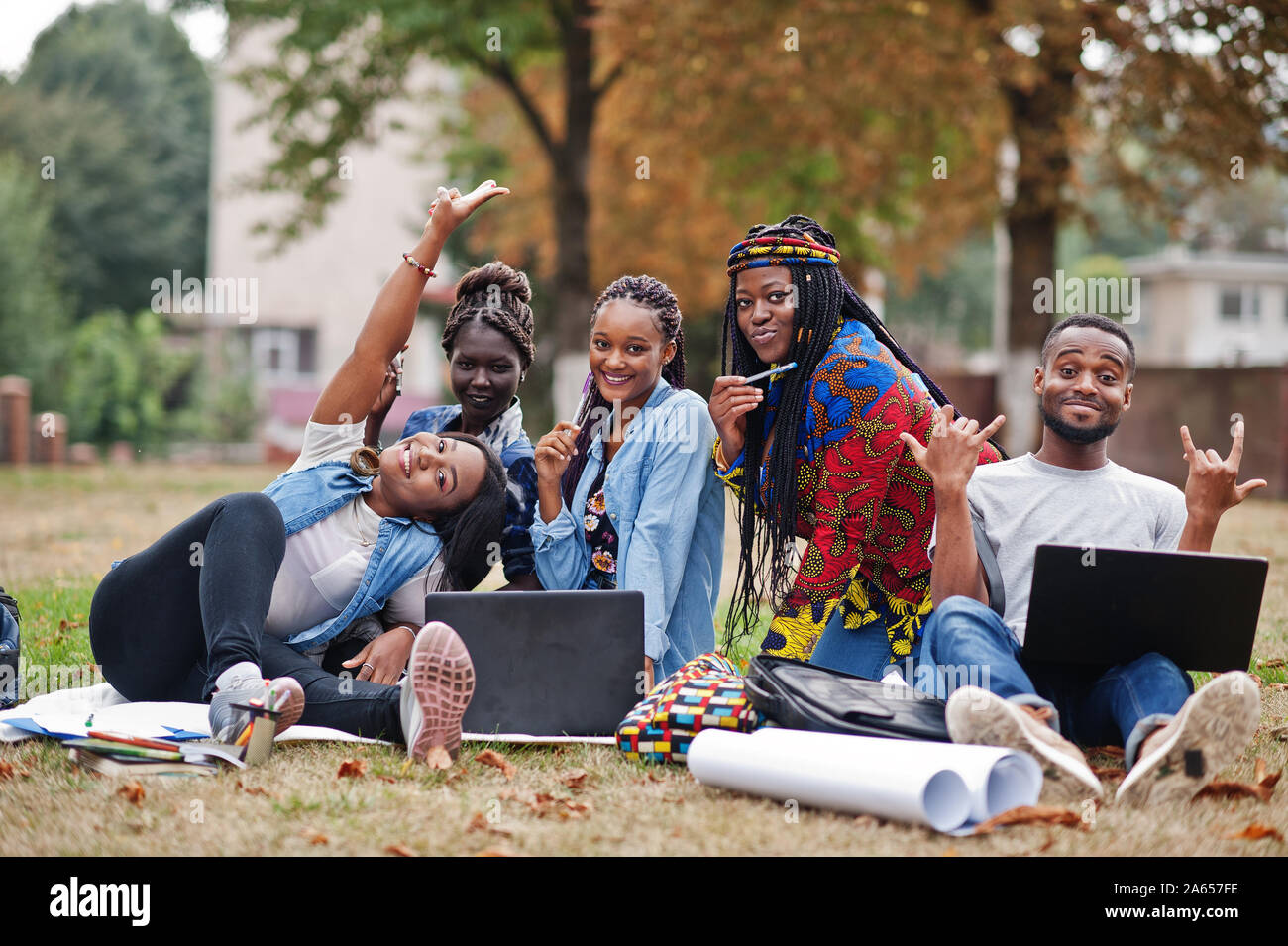 Cote d'ivoire people talking hi-res stock photography and images - Alamy