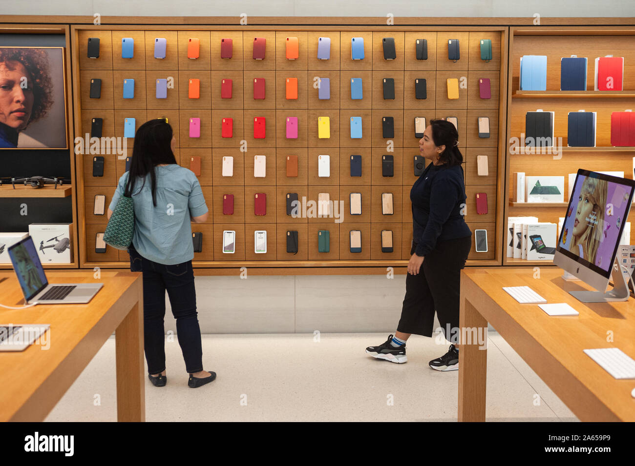 12.09.2019, Singapore, Republic of Singapore, Asia - Interior view of ...