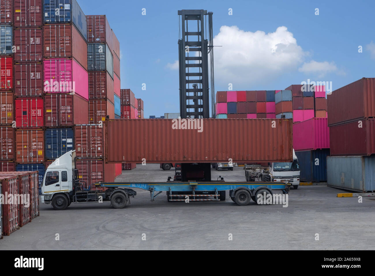 Shipment handlers hi-res stock photography and images - Alamy