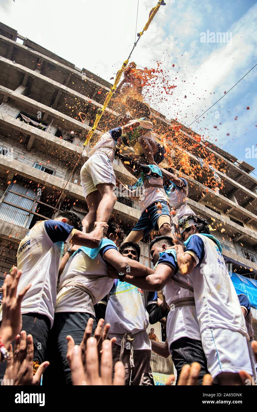 Human pyramid breaking dahi handi hi-res stock photography and images ...
