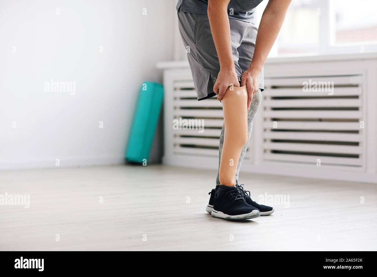 Wearing only one shoe hi-res stock photography and images - Alamy