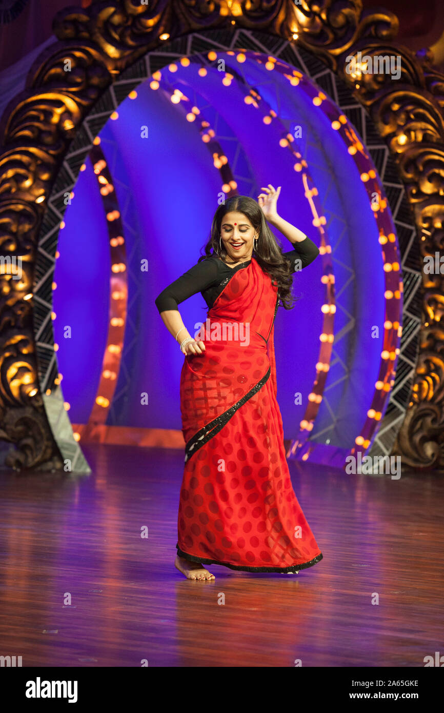 Vidya balan dance hi-res stock photography and images - Alamy