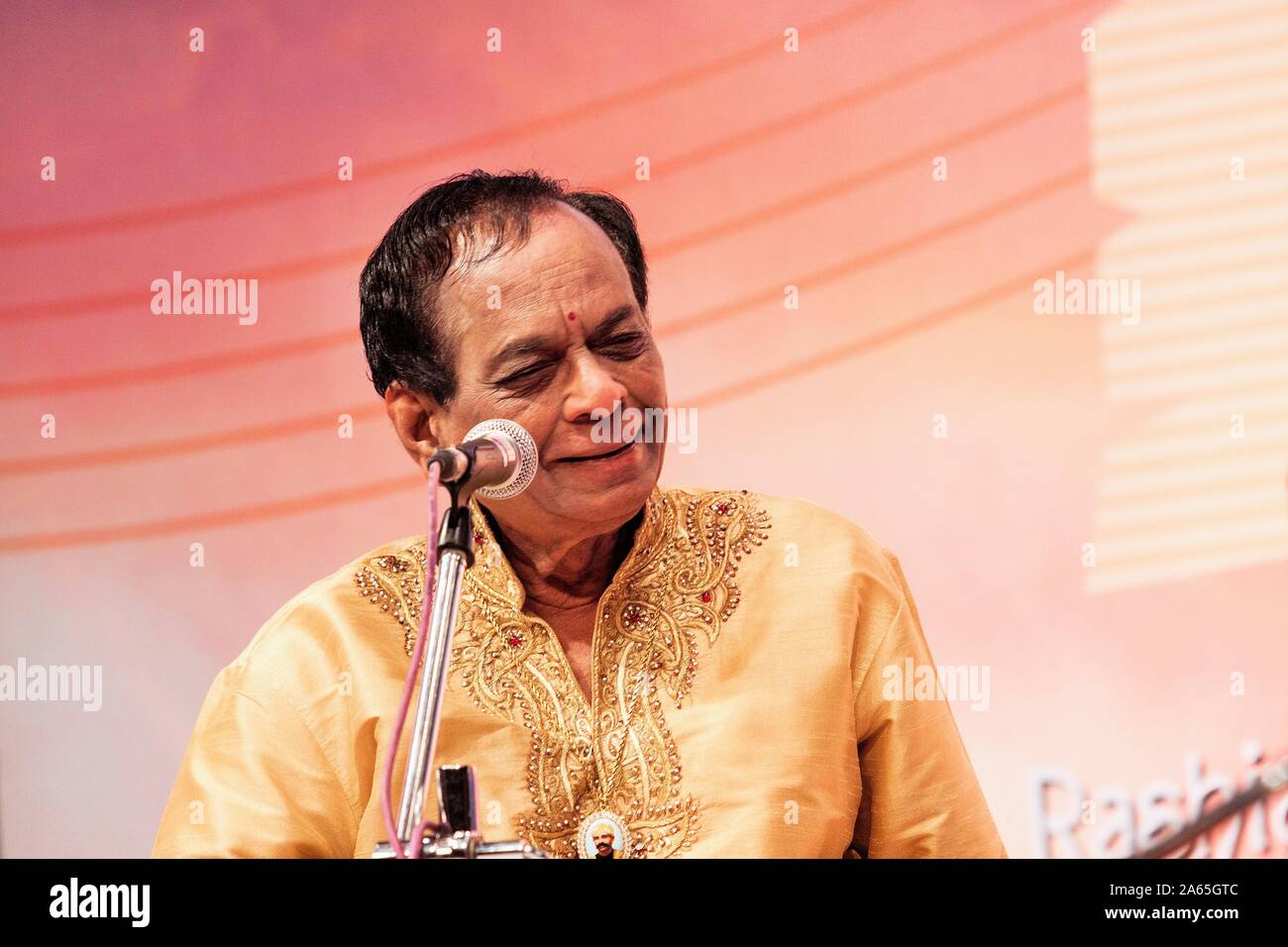 Mangalampalli Balamuralikrishna Indian Carnatic vocalist singing Mumbai ...