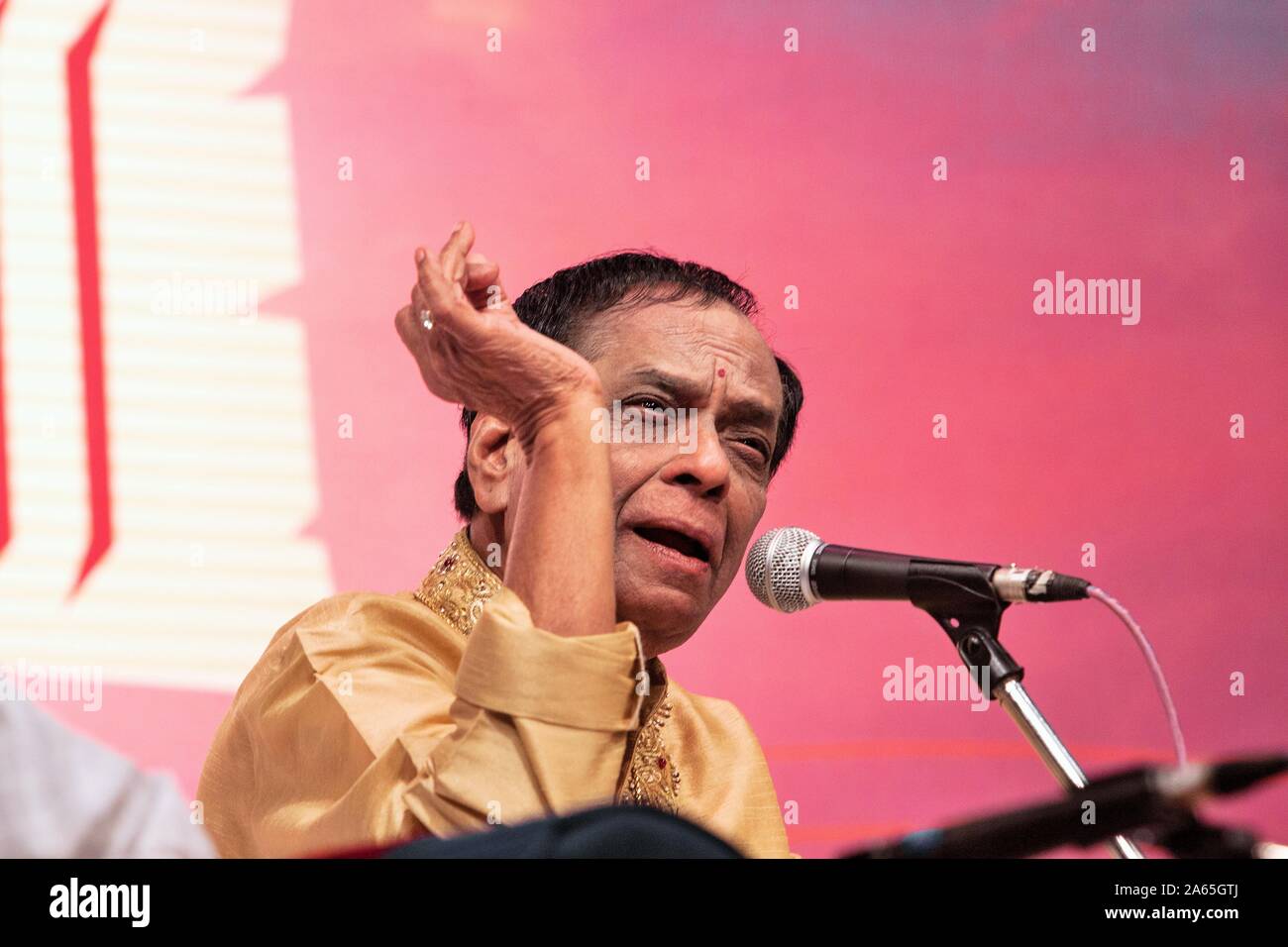 Mangalampalli Balamuralikrishna Indian Carnatic vocalist singing Mumbai ...