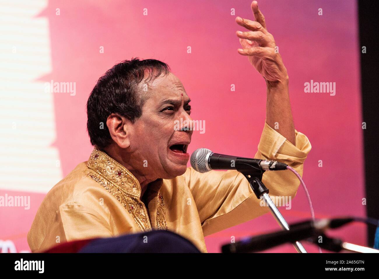 Mangalampalli Balamuralikrishna Indian Carnatic vocalist singing Mumbai ...