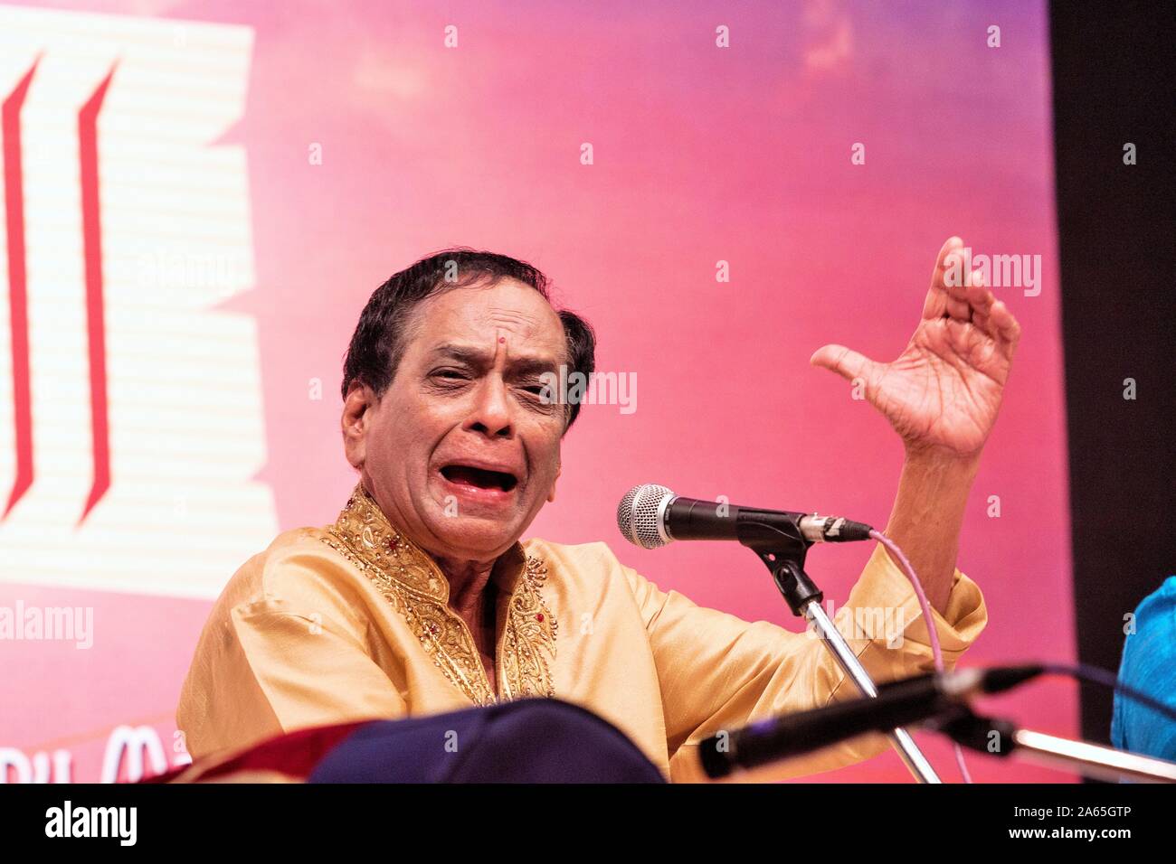 Mangalampalli Balamuralikrishna Indian Carnatic vocalist singing Mumbai ...