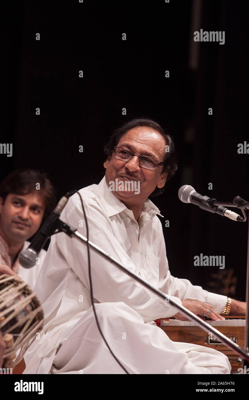 Ustad Ghulam Ali Pakistani ghazal singer Patiala Gharana singing in ...