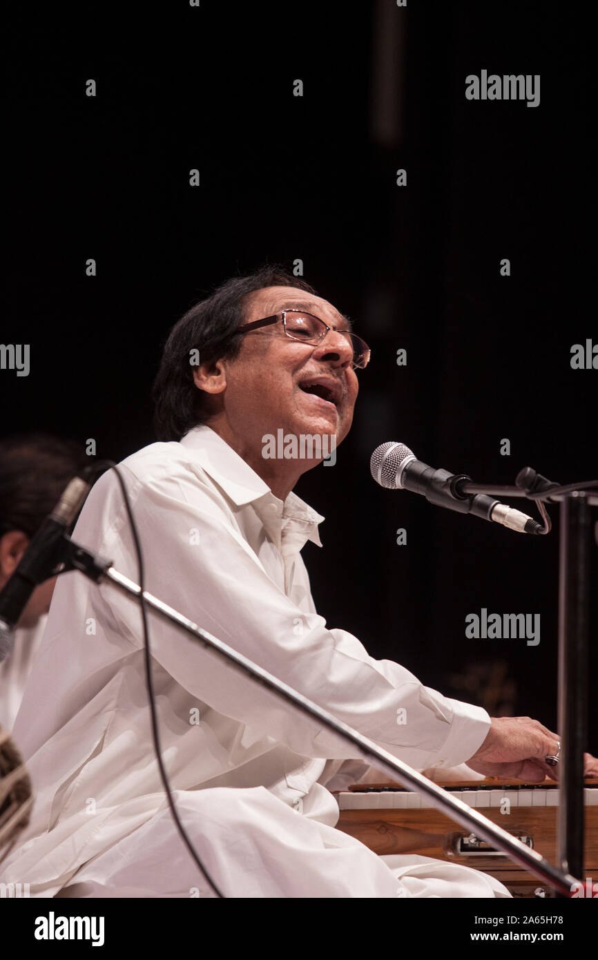 Pakistani ghazal singer hi-res stock photography and images - Alamy