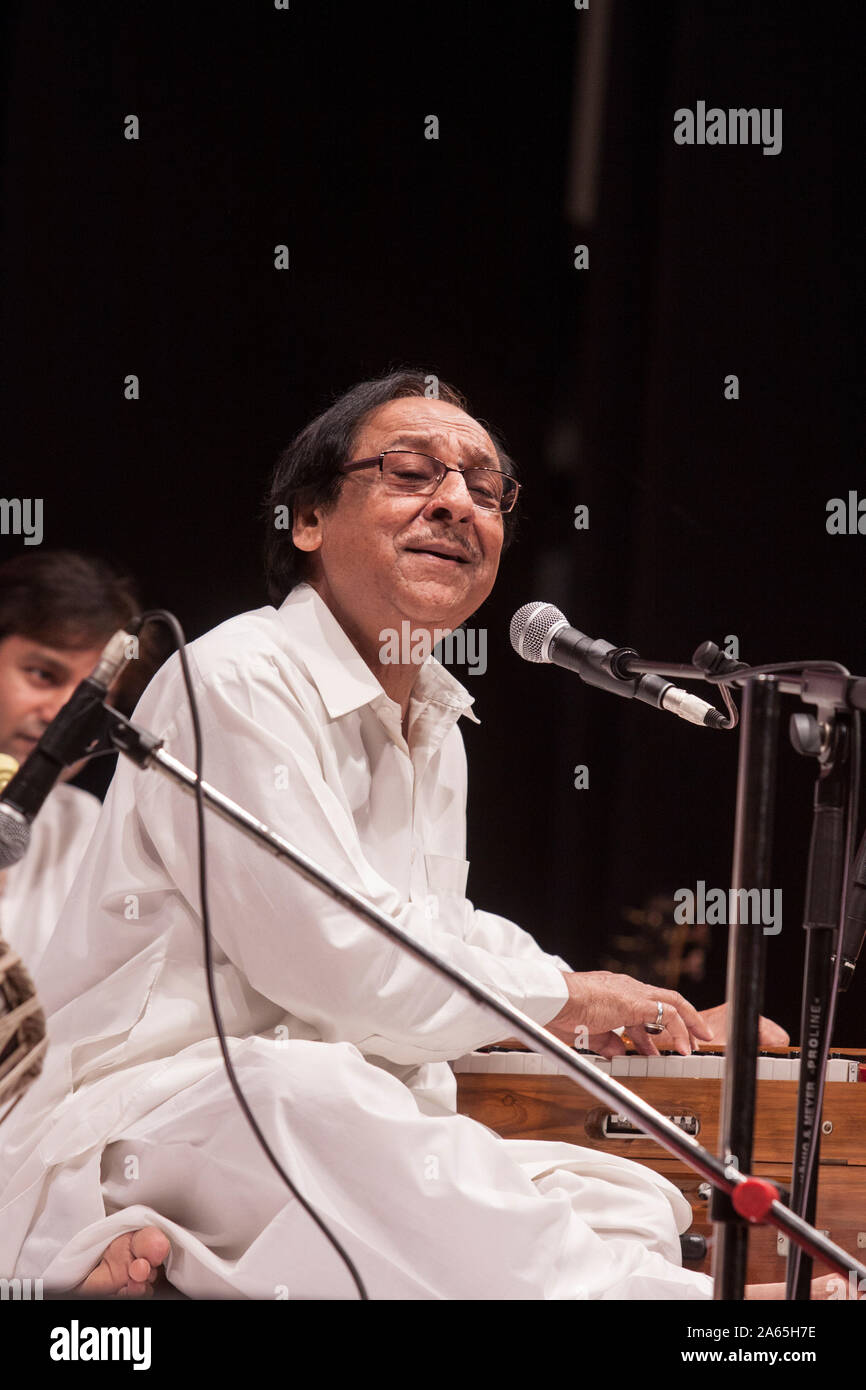 Ustad Ghulam Ali Pakistani ghazal singer Patiala Gharana singing in ...
