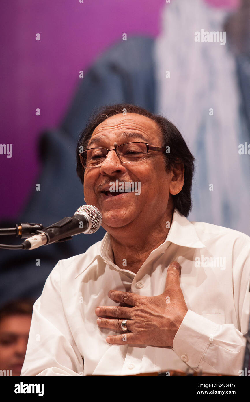 Ustad Ghulam Ali Pakistani ghazal singer Patiala Gharana singing in ...