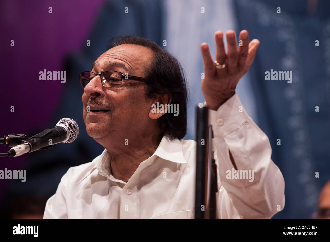 Ustad Ghulam Ali Pakistani ghazal singer Patiala Gharana singing in ...