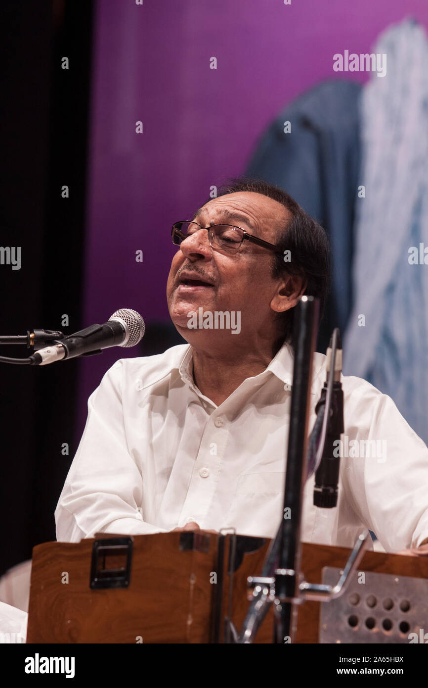 Ustad Ghulam Ali Pakistani ghazal singer Patiala Gharana singing in ...