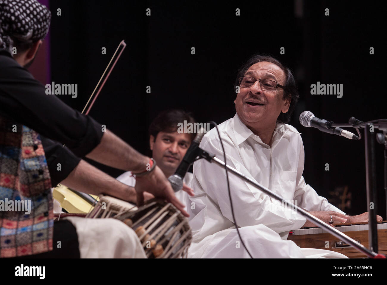 Ustad Ghulam Ali Pakistani ghazal singer Patiala Gharana singing in ...