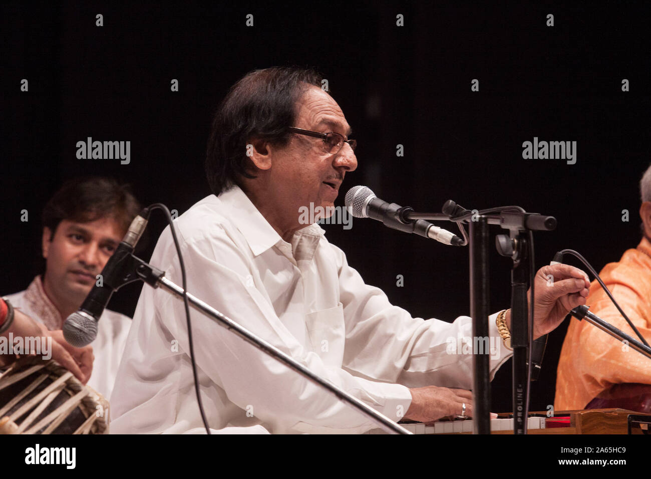 Ustad Ghulam Ali Pakistani ghazal singer Patiala Gharana singing in ...