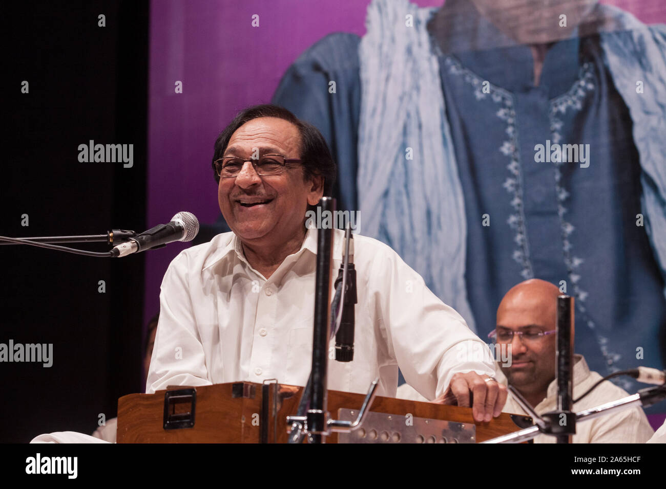 Pakistani singer hi-res stock photography and images - Alamy