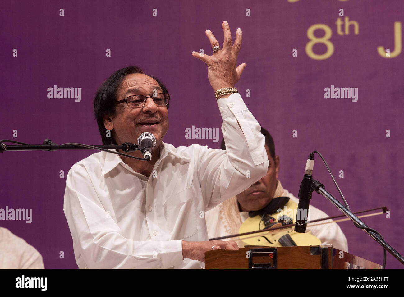 Ustad Ghulam Ali Pakistani ghazal singer Patiala Gharana singing in ...