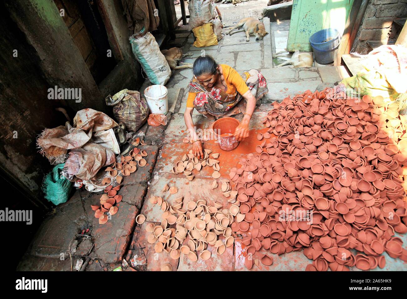 Woman potter india hi-res stock photography and images - Alamy