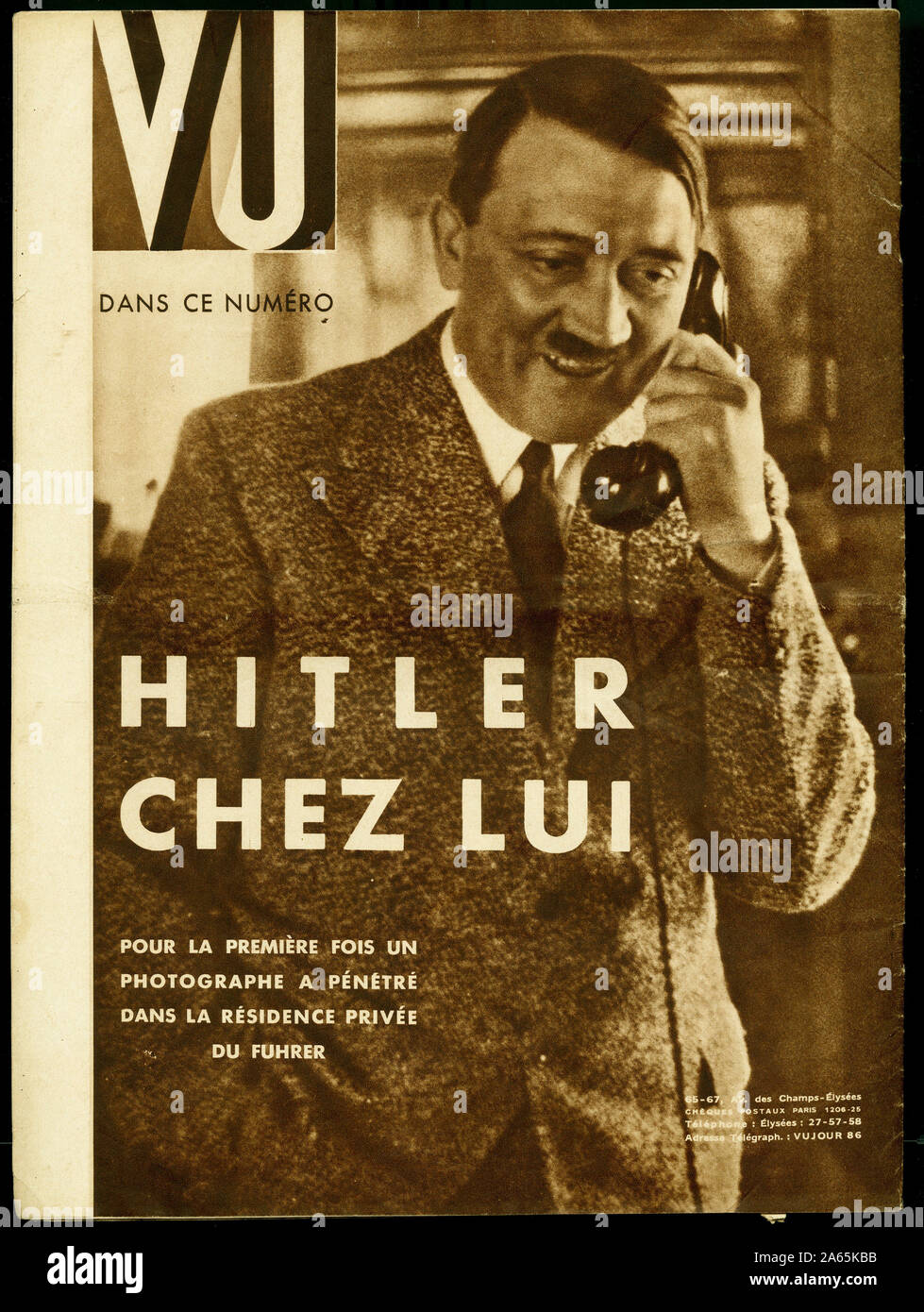 Portrait d'Adolf Hitler (1889-1945) chancelier allemand, au telephone ...