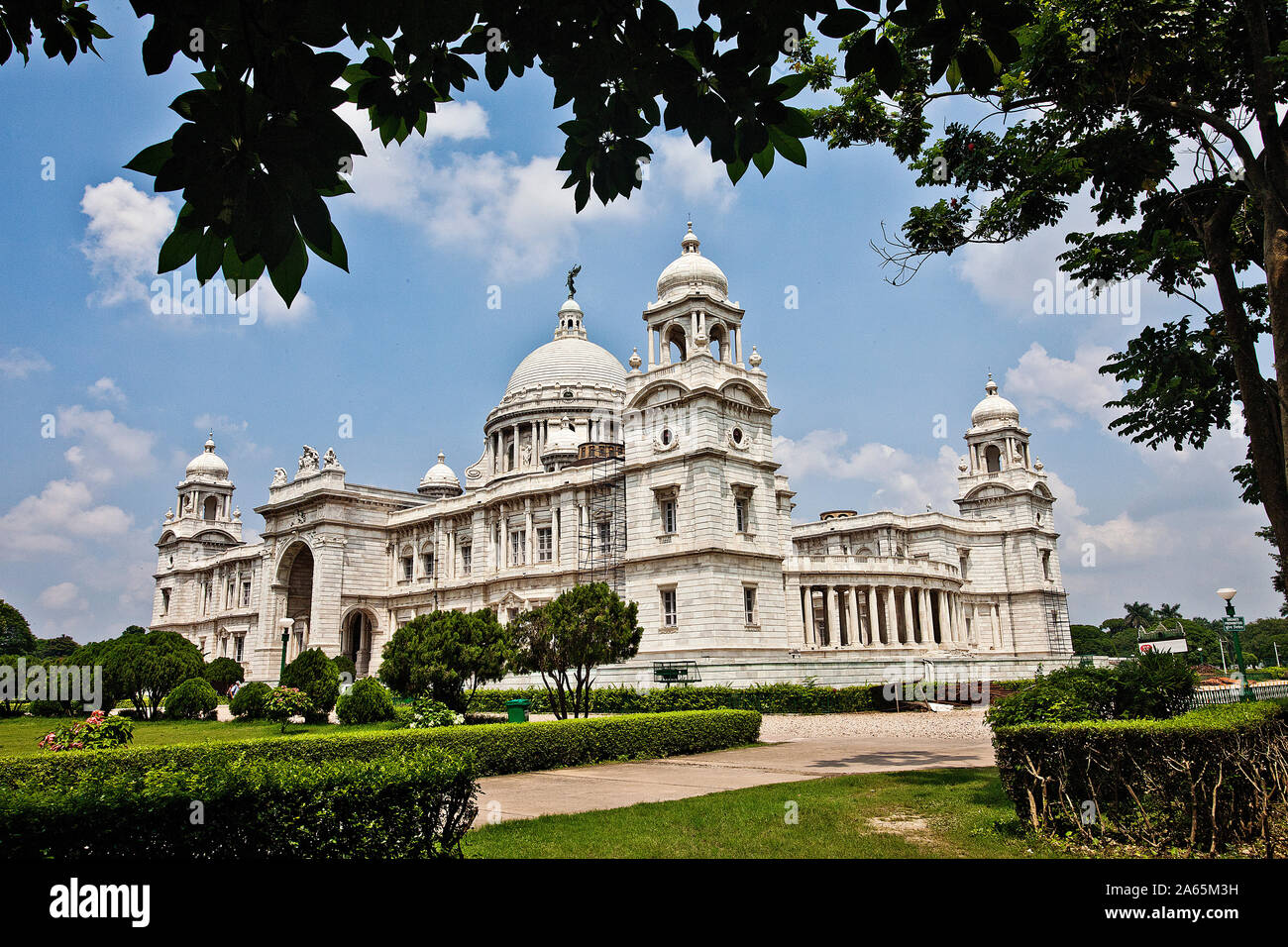 The victoria memorial is a large marble building in kolkata hi-res ...