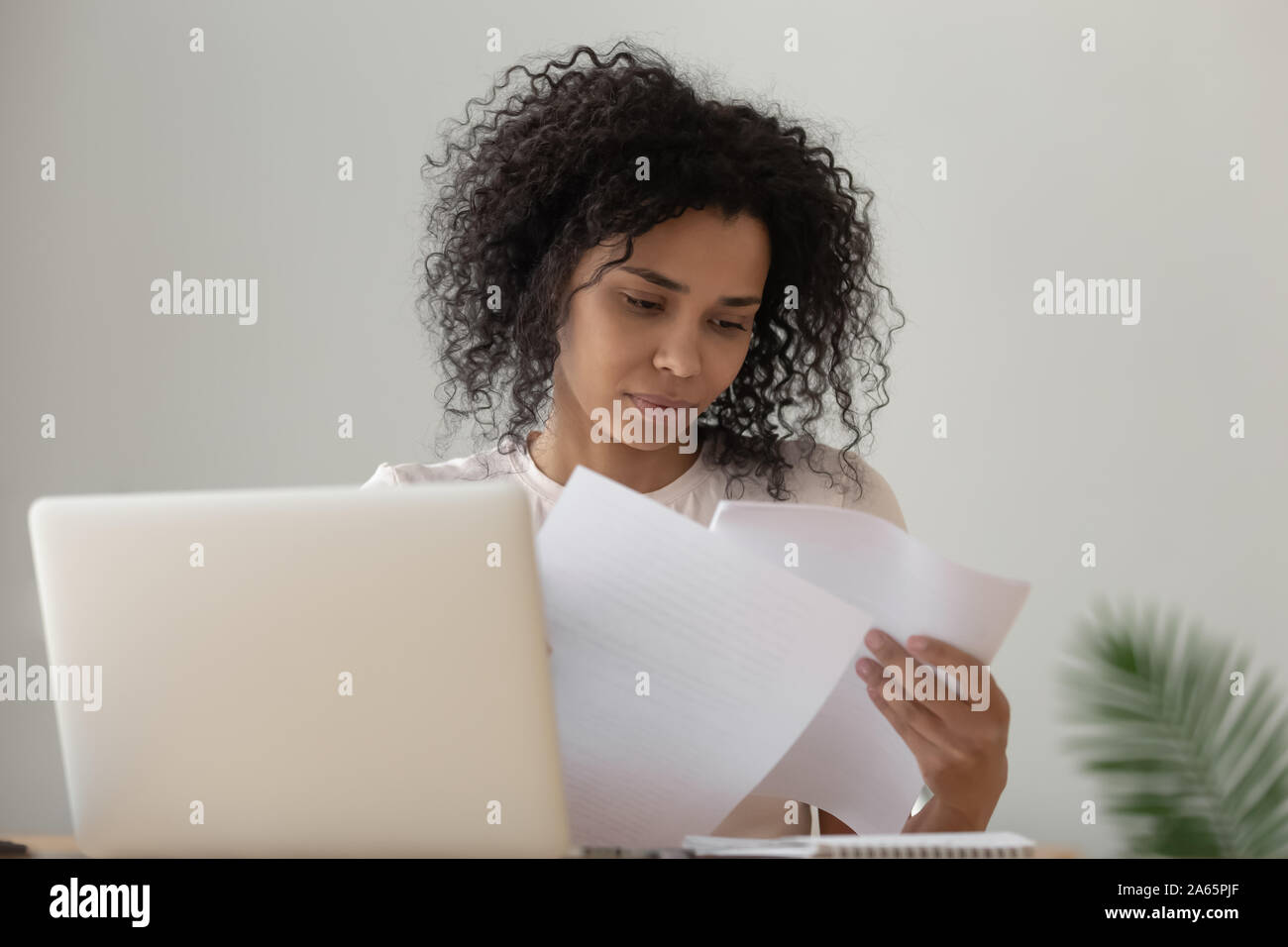Black lady on laptop hi-res stock photography and images - Alamy