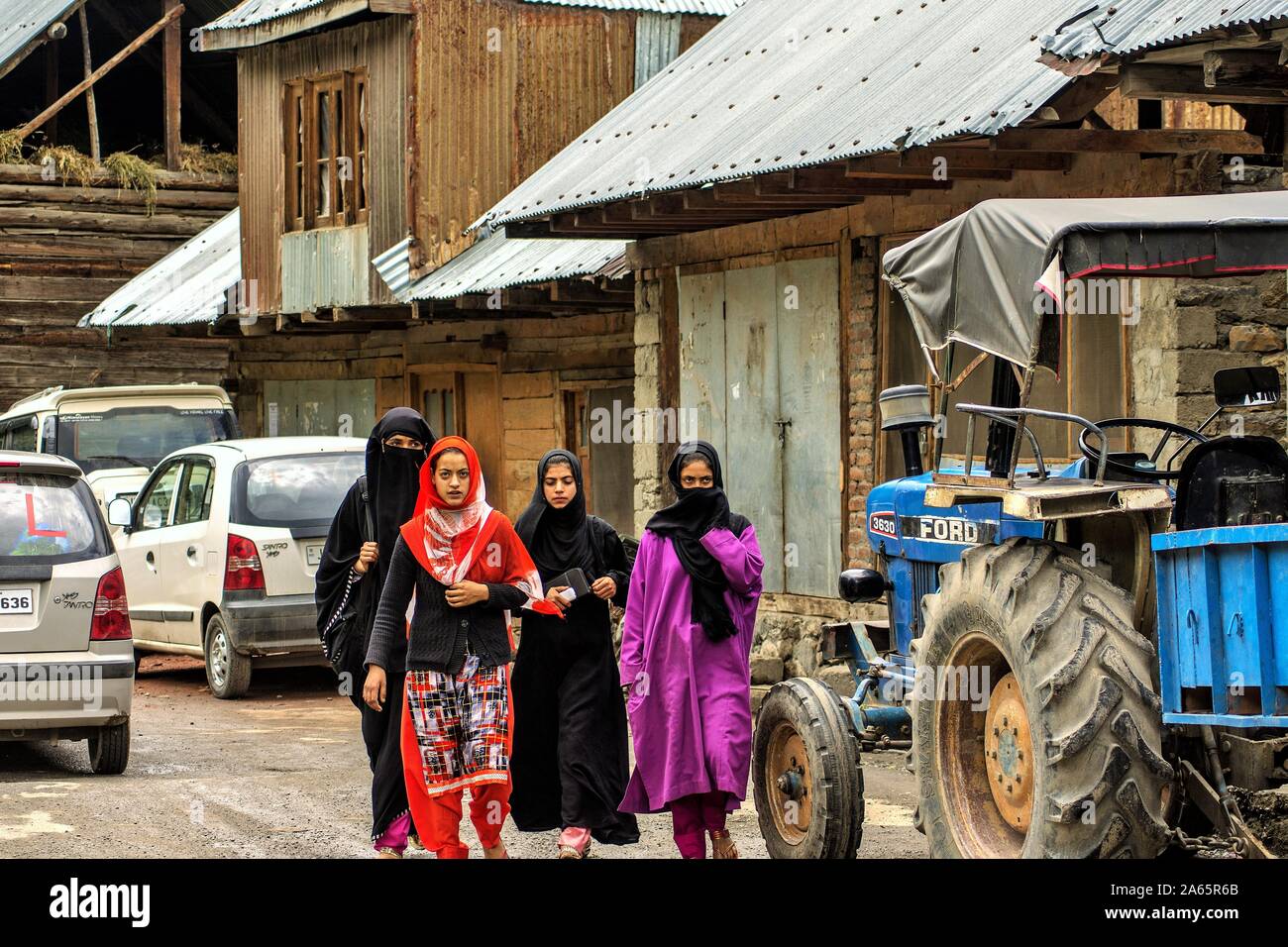 Woman in burka hi-res stock photography and images - Alamy