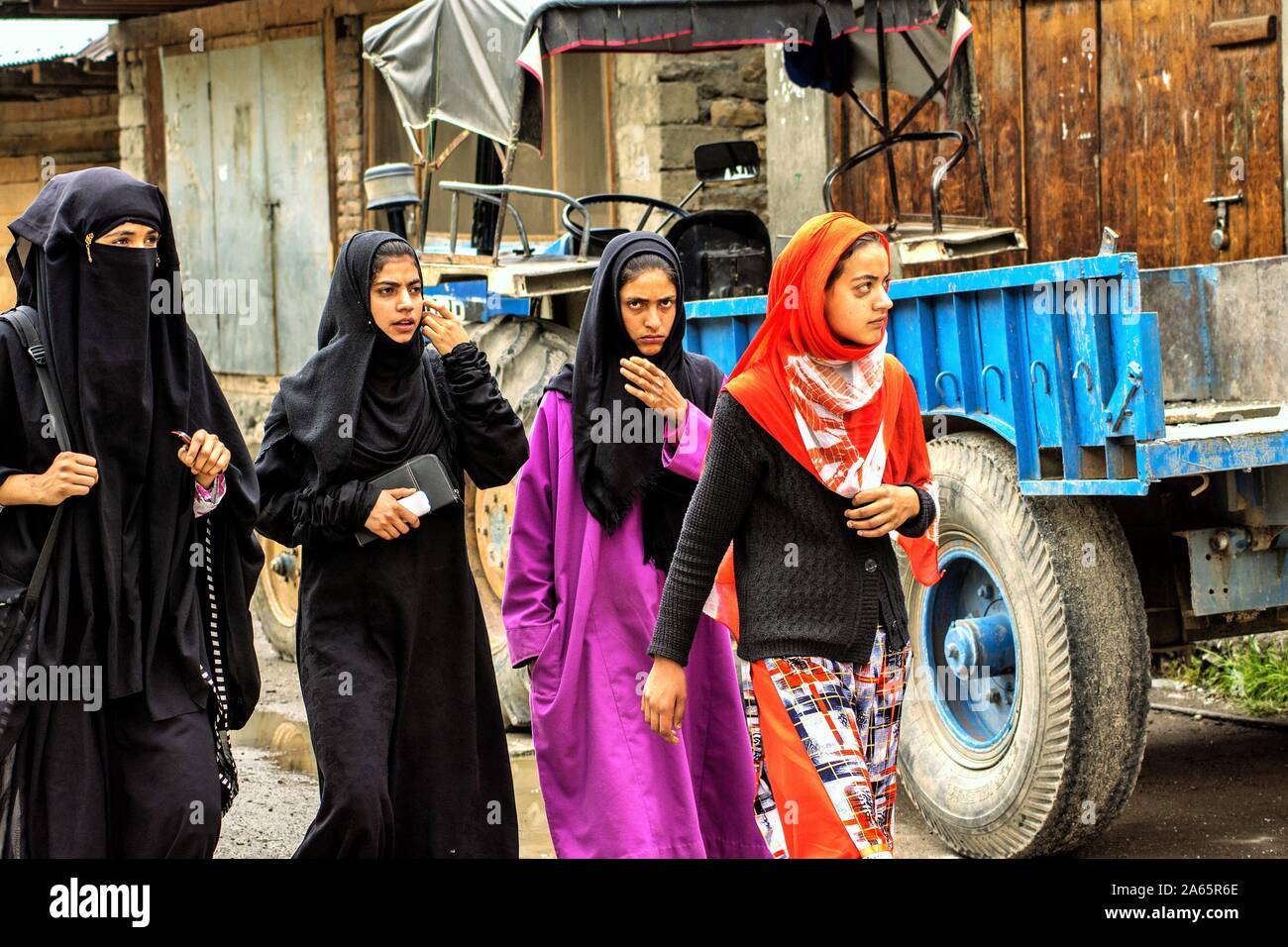 Kashmiri muslim woman hi-res stock photography and images - Alamy