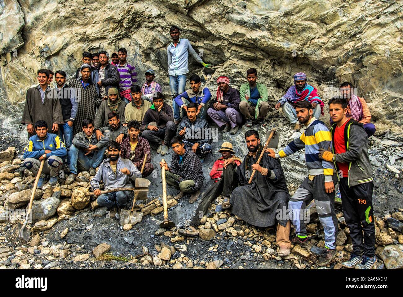 Indian workers sitting hi-res stock photography and images - Alamy